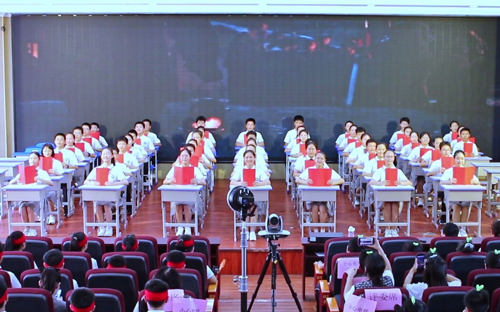 柳州市壶西实验中学课桌舞 2110班 《夜空中最亮的星》.mp4