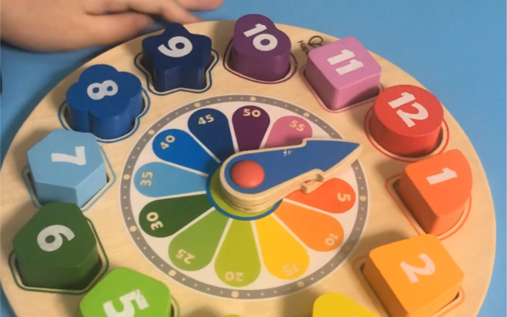 认识时钟对孤独症儿童非常重要,当孤独症儿童会认数字后就可以开始...