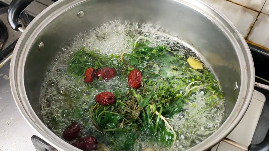 三月三,荠菜煮鸡蛋:听说可以治头疼,我也赶紧摘点煮鸡蛋ߘ