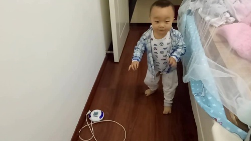 媳妇在家带娃无聊,悄悄给老公发来这段宝宝视频,差点笑喷