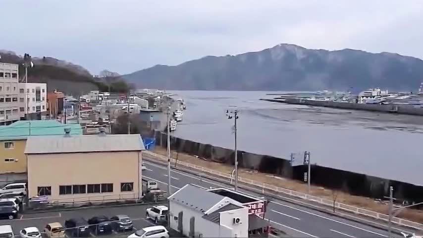 男子坐在窗边赏风景时,发生了一场大海啸,镜头记录下全过程