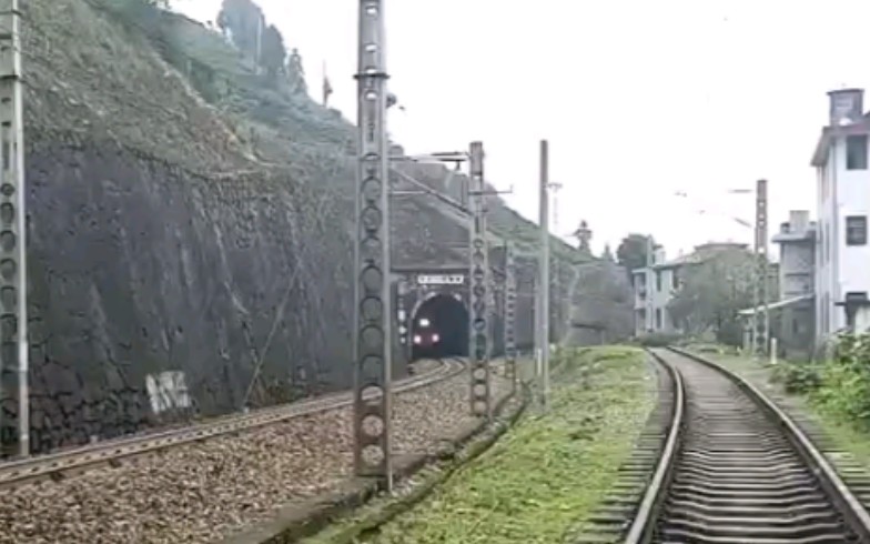 K1373次列车通过古丈站