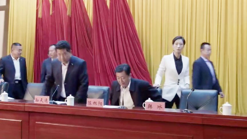 给鱼换水,没有去开会,大领导调通话记录,看看接到通知没