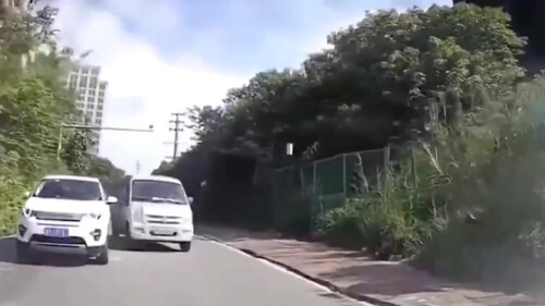 “聪明人”路口不排队,车主面对逆行的车辆这样做,结局舒服了!