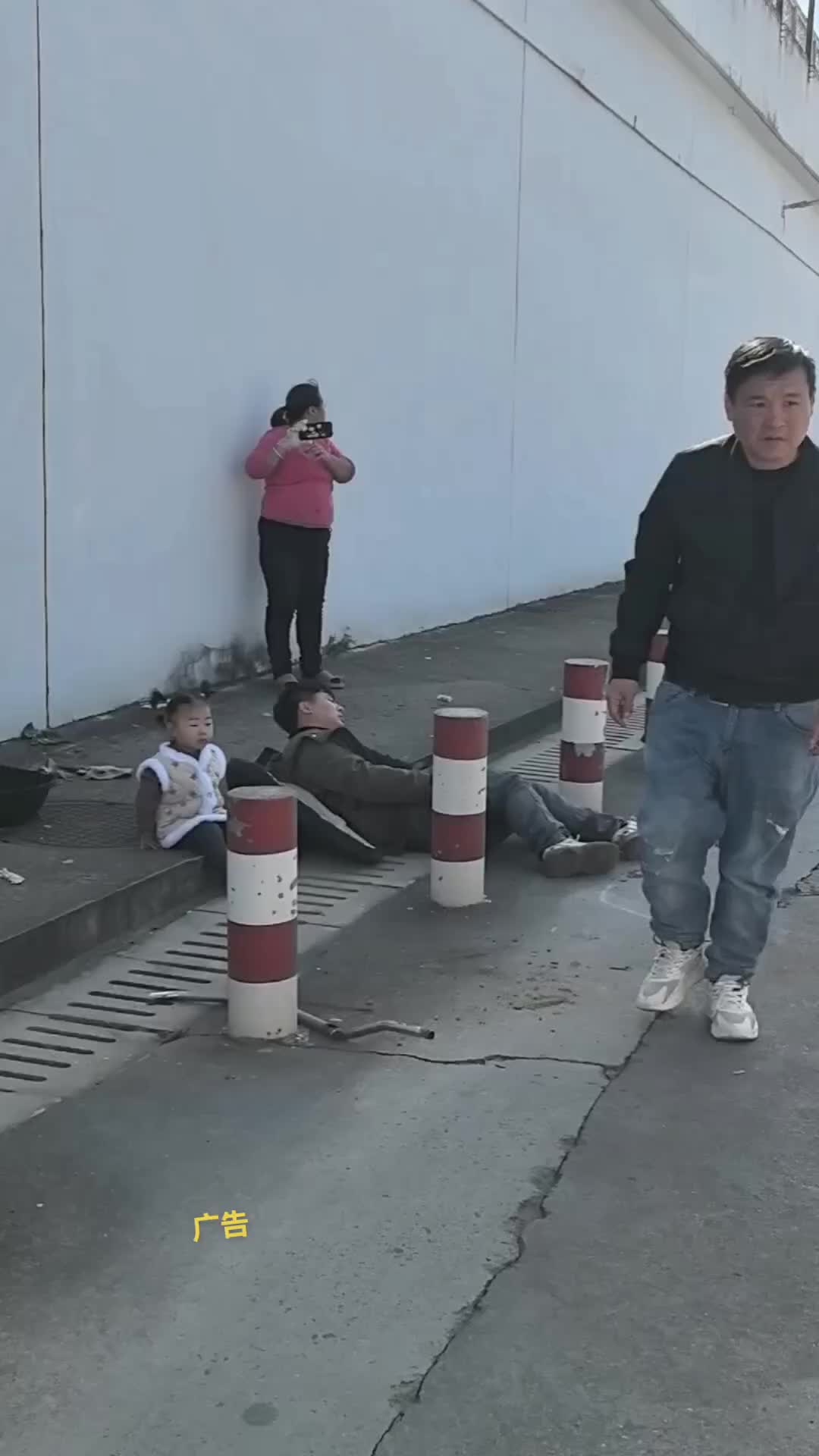 偶遇电动车摔倒了,撞到那个柱子呢,平时骑电动车注意安全哟!#宣传正...