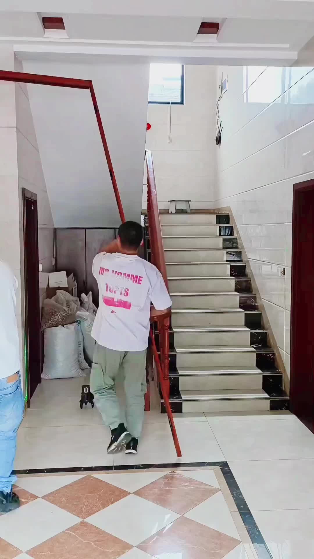 楼梯口扶手超出高低不平对开隐形隔断推拉门,楼上和楼下隔开防寒...