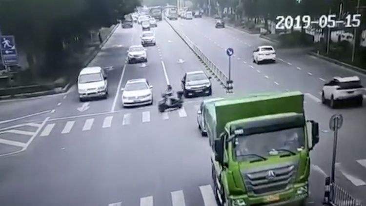 自杀式骑车!女子骑车逆行后又横穿马路,斑马线上被撞飞当场死亡