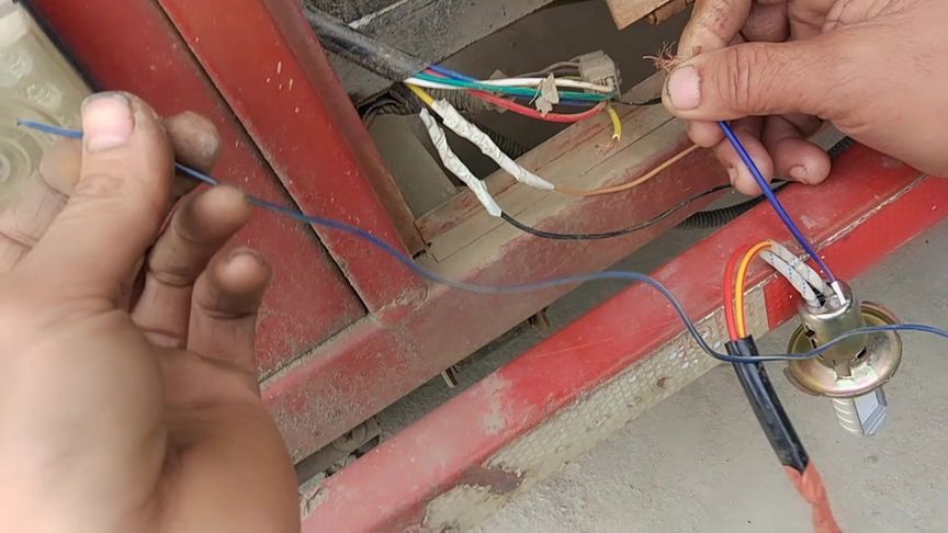 全封闭电动三轮车左转向灯不亮,拆开后发现前后坏的情况完全不同