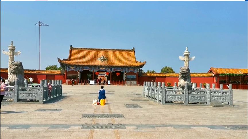 看大宋皇城门前的御街,一千年前两旁店铺林立,商业高度繁华