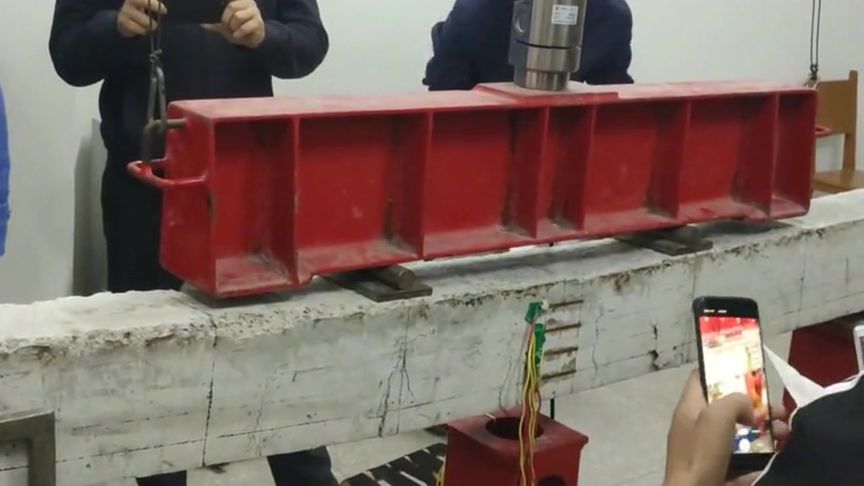 大学生混凝土结构实验,过程很刺激,老师说特别完美!