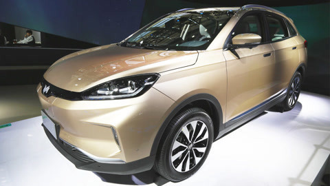 华为改行造汽车?首款电动SUV亮相,五指山当车标,顶配不到15万