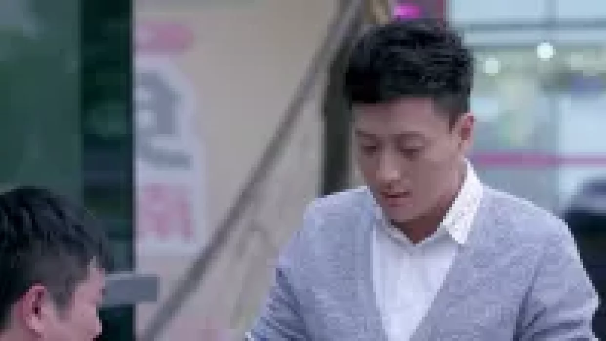 男子居然当街尿裤子,还是在女神面前,丢人丢到家了!