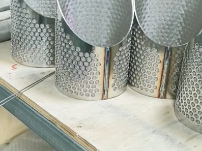 篮式过滤器内部滤篮采用冲孔板复合网结构,性能更好