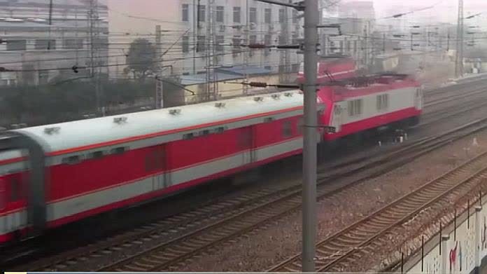 你知道为什么红皮火车越来越少见吗?看完才明白其中秘密!