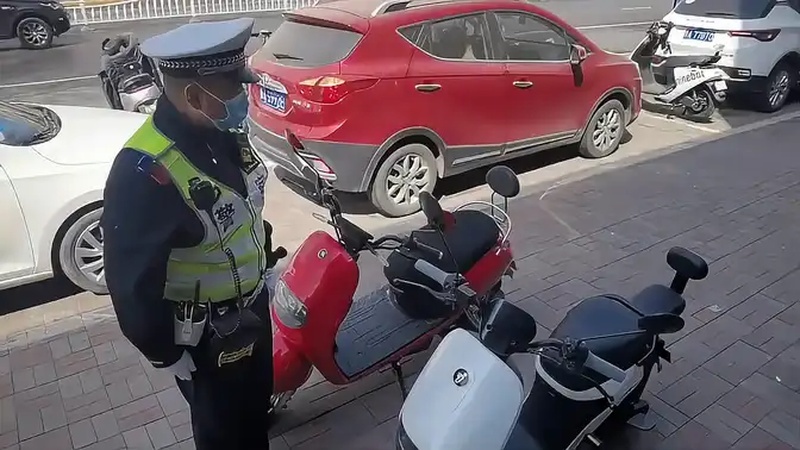 交警有没有权利没收老百姓的电动车?