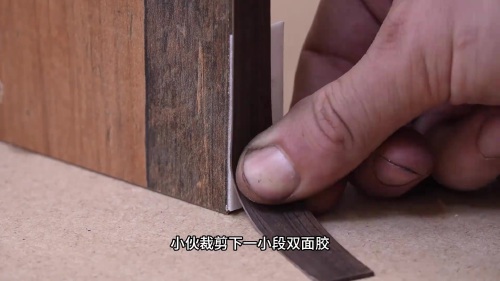 小伙用胶带来确定位置,准确又实用!