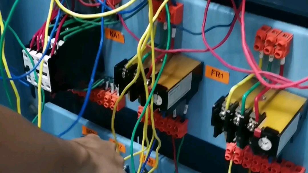 多台电机联动控制电路