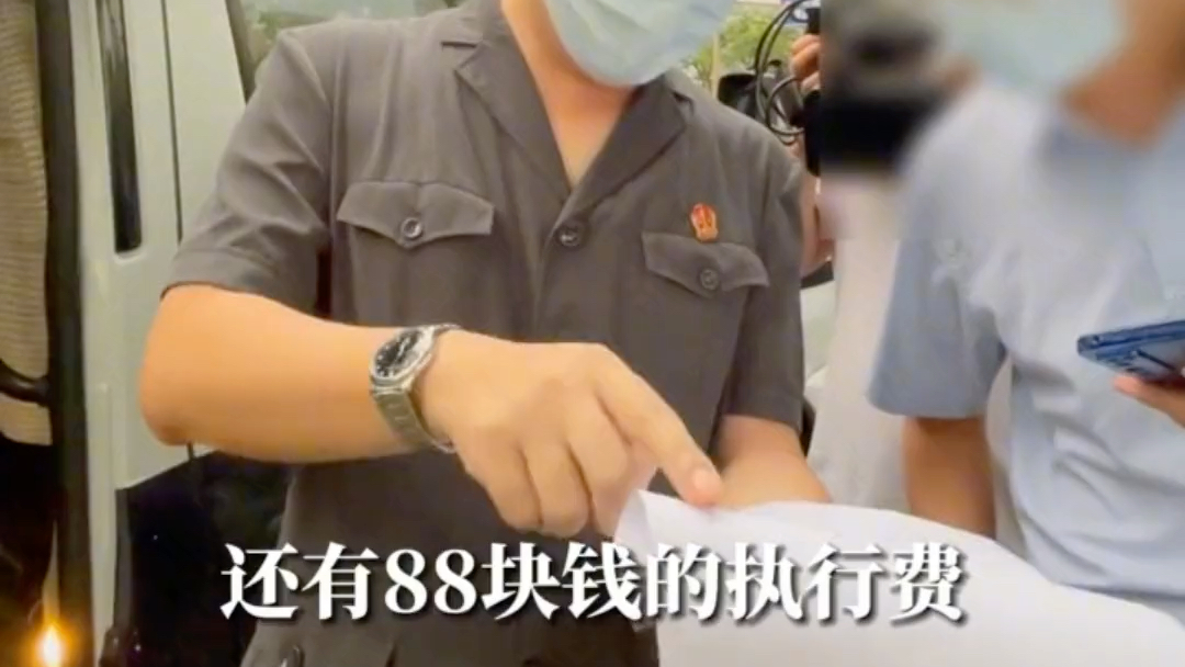 男子信用卡逾期被强制执行,抱怨银行…