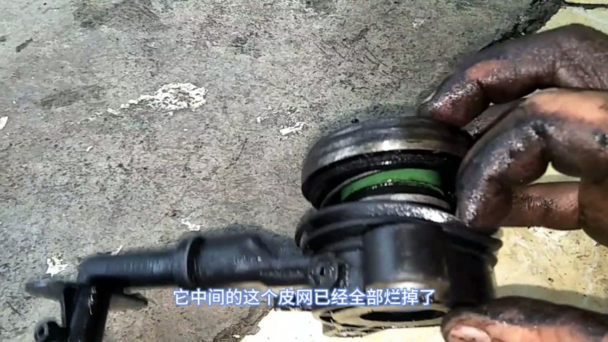 手动挡无法挂挡之离合器分泵漏油