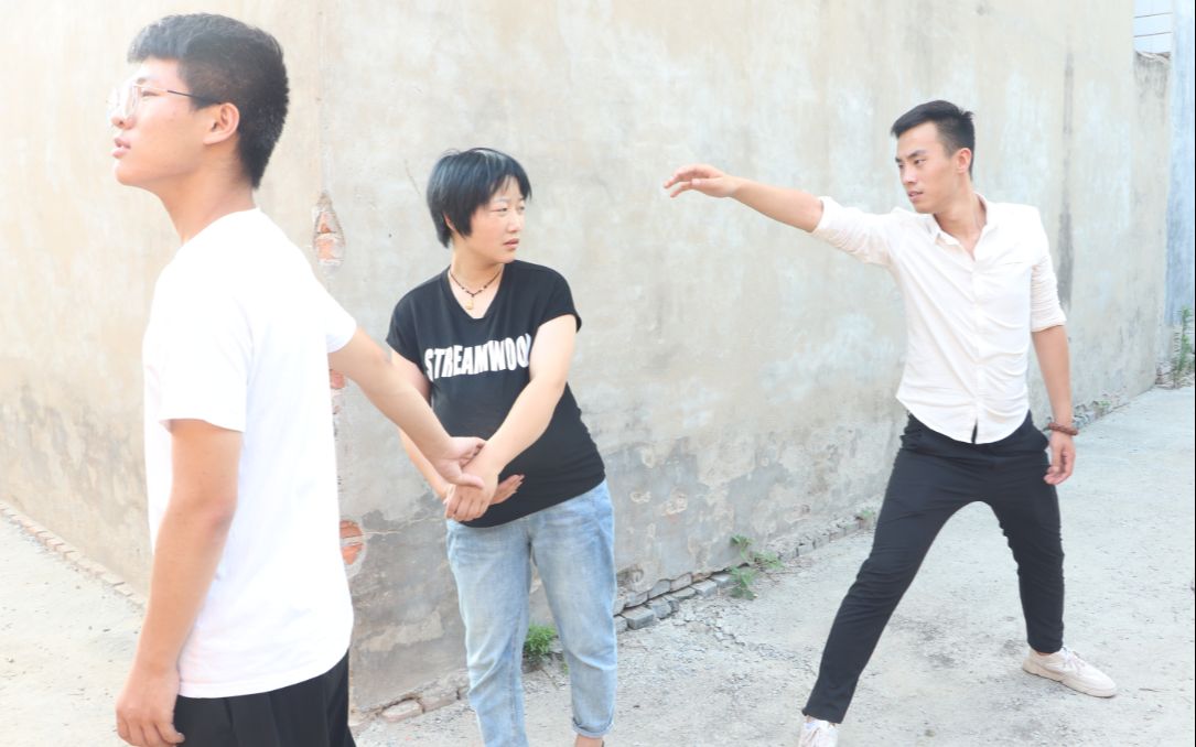 短剧:结婚8年儿媳不孕,婆婆逼着离婚,再见面儿媳却挺着大肚子