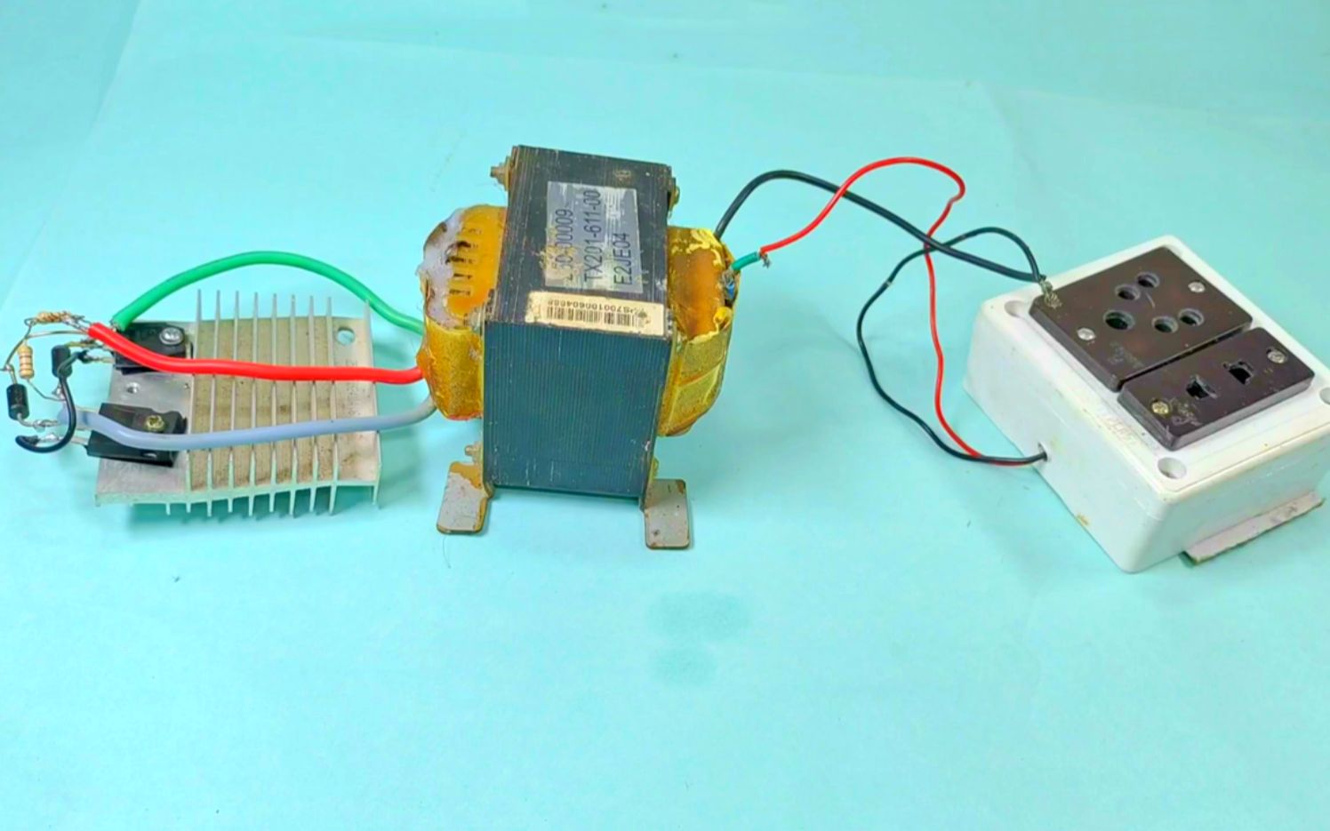 使用UPS变压器改装12V至220V逆变器