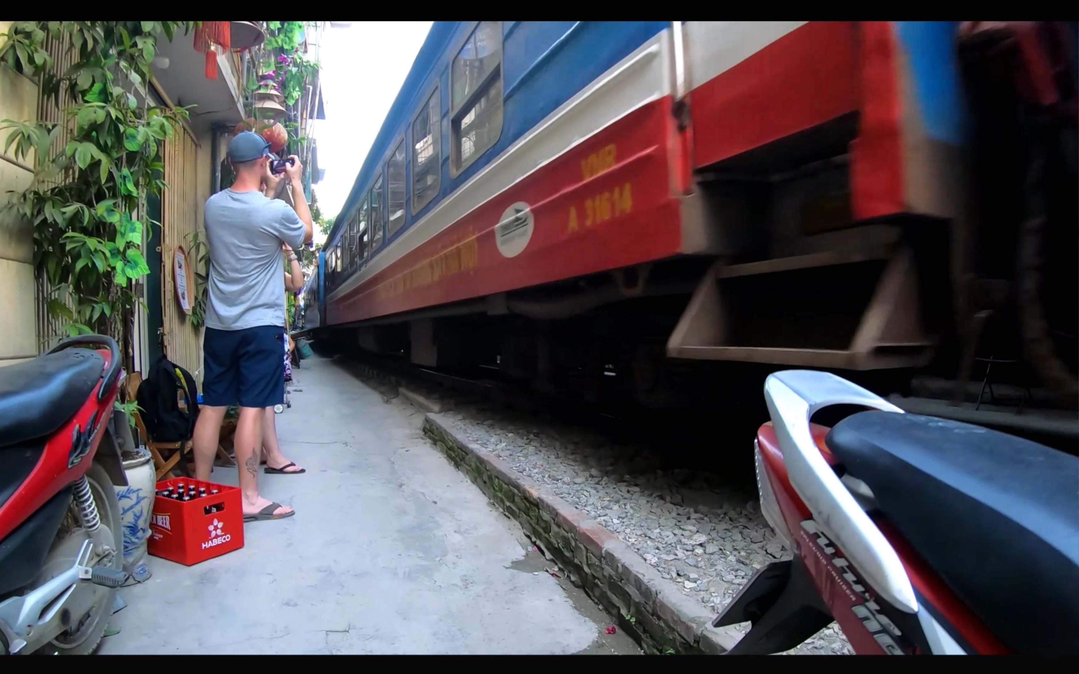 近距离感受越南穿越社区的窄轨火车,仿佛回到上世纪的中国