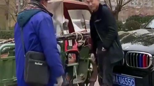 卖甘蔗大伯划伤了豪车,90度鞠躬给他道歉,司机摆摆手说没关系