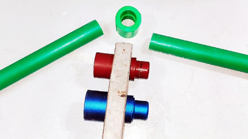 热熔水管是老一辈水电工的绝活,现在接水管,早就用不着热熔器了