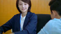 帅哥去修改银行卡密码,没想到美女柜员竟知道旧密码,结局甜炸了
