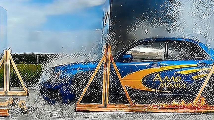 钢化玻璃有多坚固?牛人开车连撞7块,实验结果两败俱伤!