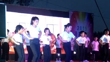 这是四年级小学生跳的舞蹈,真的很好看,