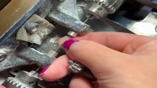 用机器把珍珠穿个洞,就能做成项链了,这样的工作真不错!