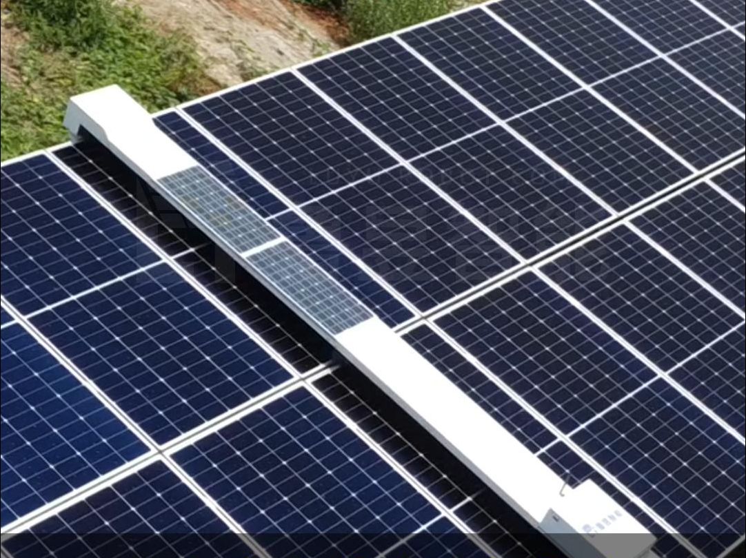 全自动光伏清洗机器人,全自动清洗光伏板,无需人工值守