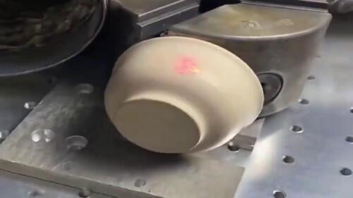 原来碗上面的字,都是用激光刻上去的,真是大开眼界了