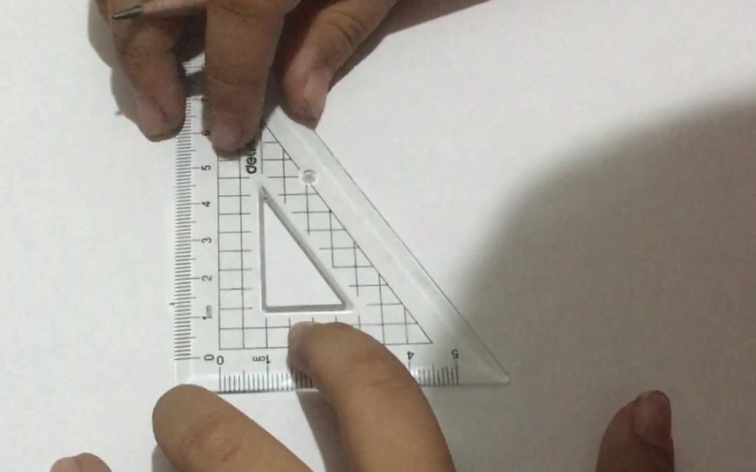 二年级上册,直角的标准画法,先画顶点,再画一条边,再用三角板辅助画另...
