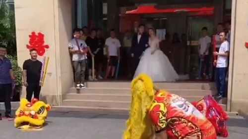 虎父无犬子,5岁儿子配合爸爸表演舞狮,每个动作发挥的淋漓尽致!