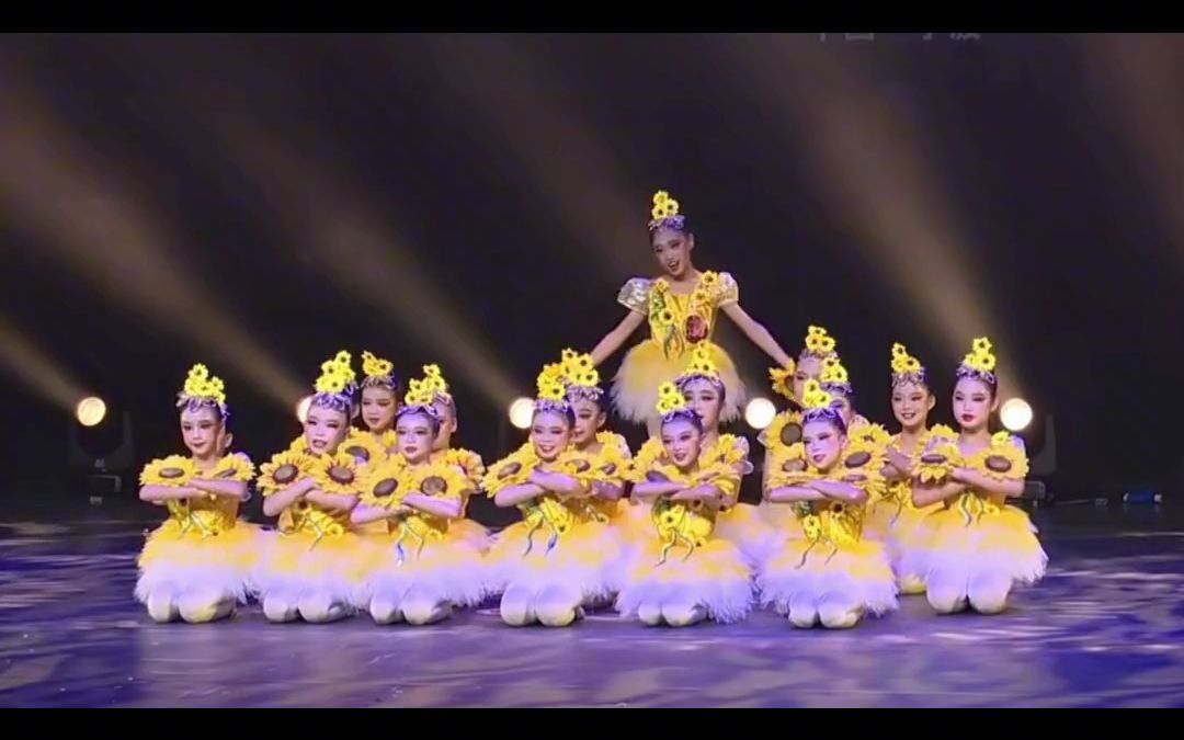 六一红色主题舞蹈《吃水不忘挖井人》幼儿园大班舞蹈 幼儿园六一...