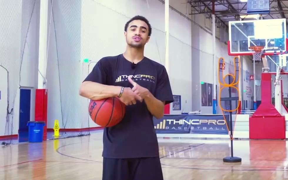 【篮球技巧】如何在攻防转换间得分 - 篮球