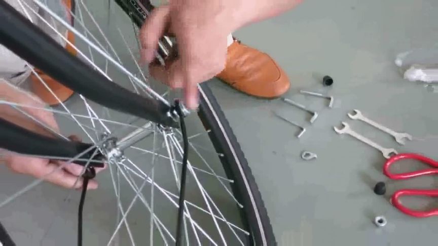 凤凰自行车安装前轮挡泥板,再也不怕下雨天了