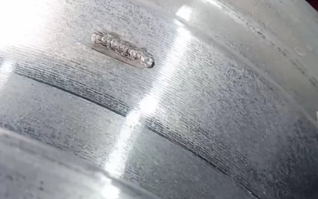 冷焊机修补汽车轮毂,焊接温度低,不伤害工件,免抛光打磨处理,焊点白亮...