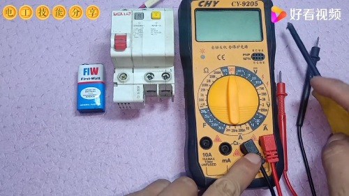 万用表怎么测交流、直流电压?红黑表笔插在哪个孔?老电工教给你