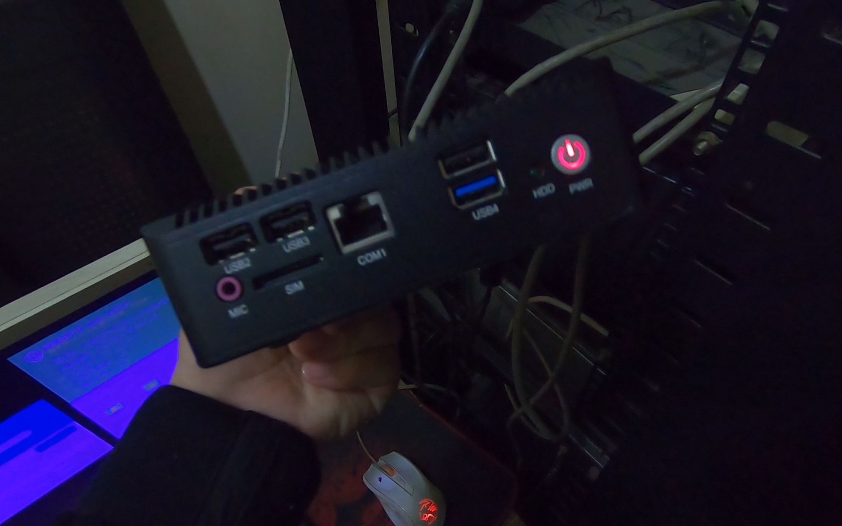 一个非常适合做NAS服务器的迷你工控机,平均功耗才20W