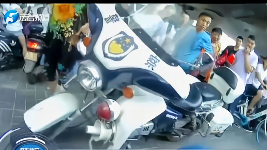 来啊互相伤害啊!违法男子遭交警扣车,反身锁住交警执勤车辆!
