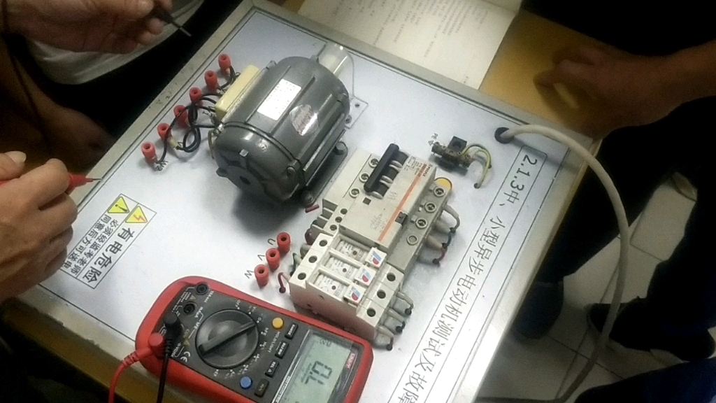 五级维修电工实操2.1.3中小型异步电动机测试