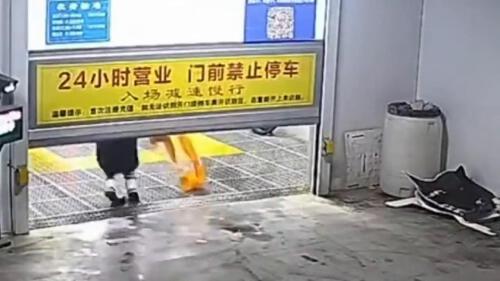 几名小伙强行开卷帘门,店主开车堵住门口,真不拿自己当外人