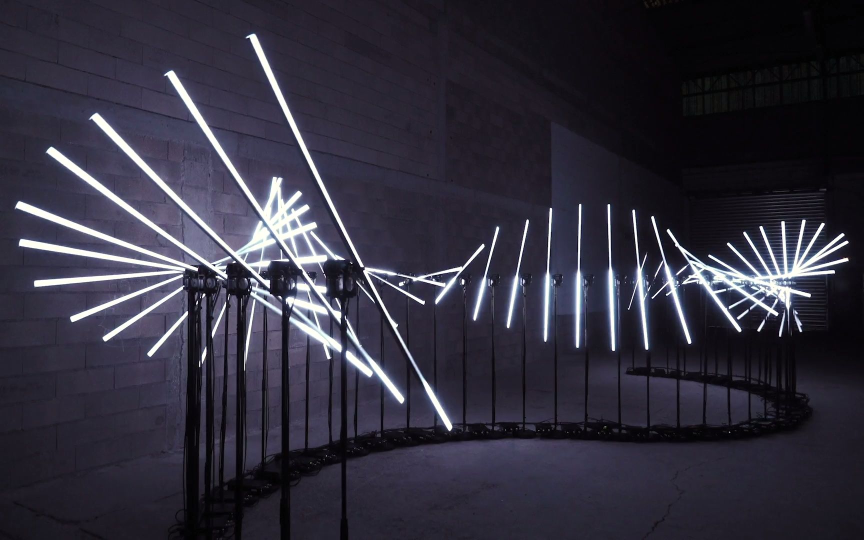 ...“flux”,随着音乐的播放而流畅地演变。LED视频像素灯 安明利灯光