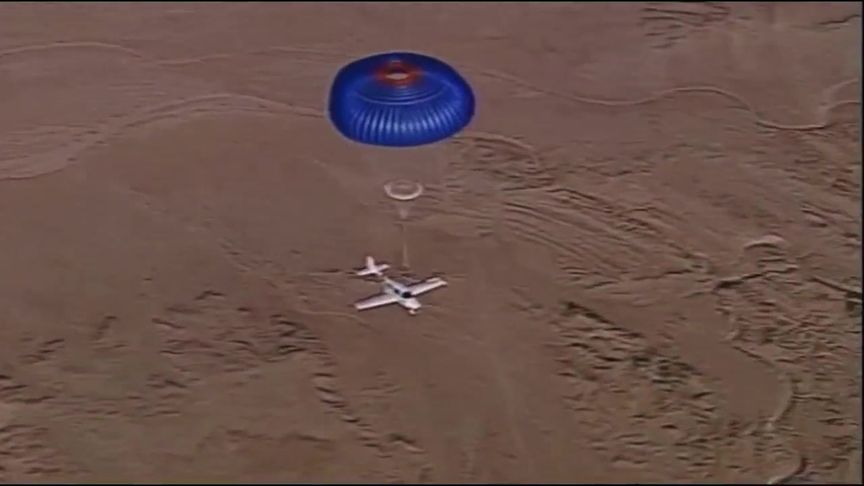 见过飞机使用降落伞落地的吗 ?#飞行