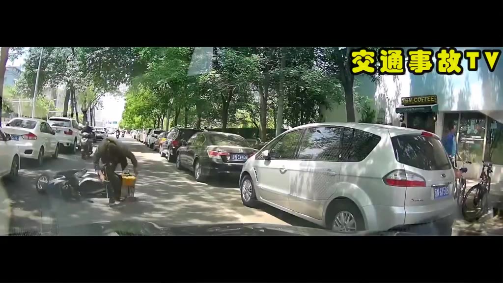 【交通事故】视频车进辅路,遇到电动车逆行摔倒