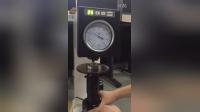 电动洛氏硬度计测工件操作视频