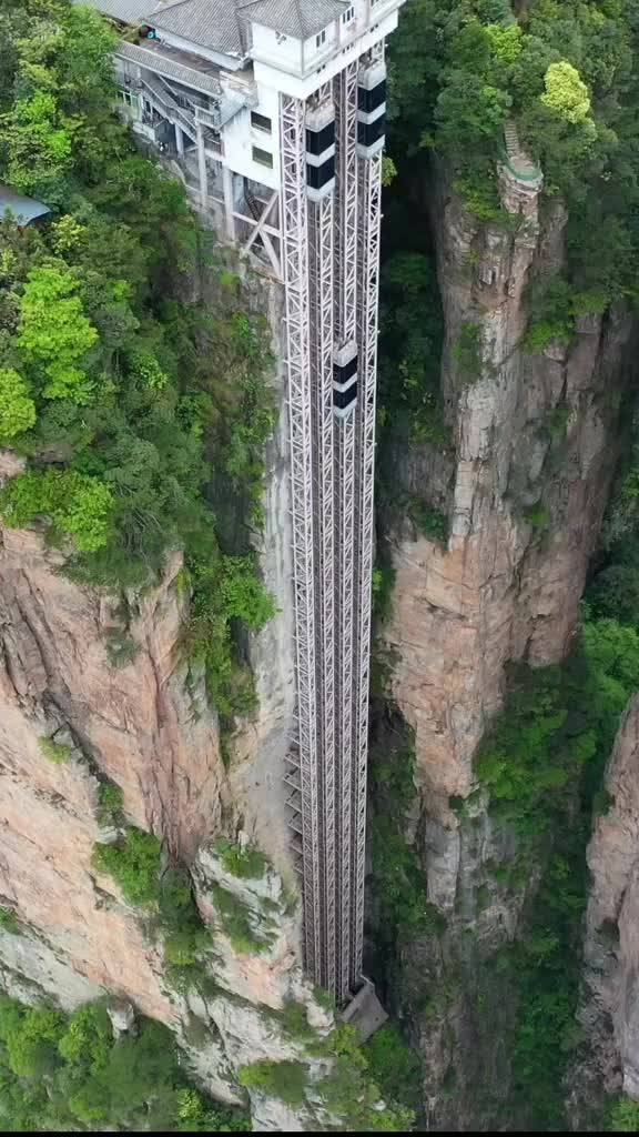 张家界悬崖上的百龙天梯,气势恢宏